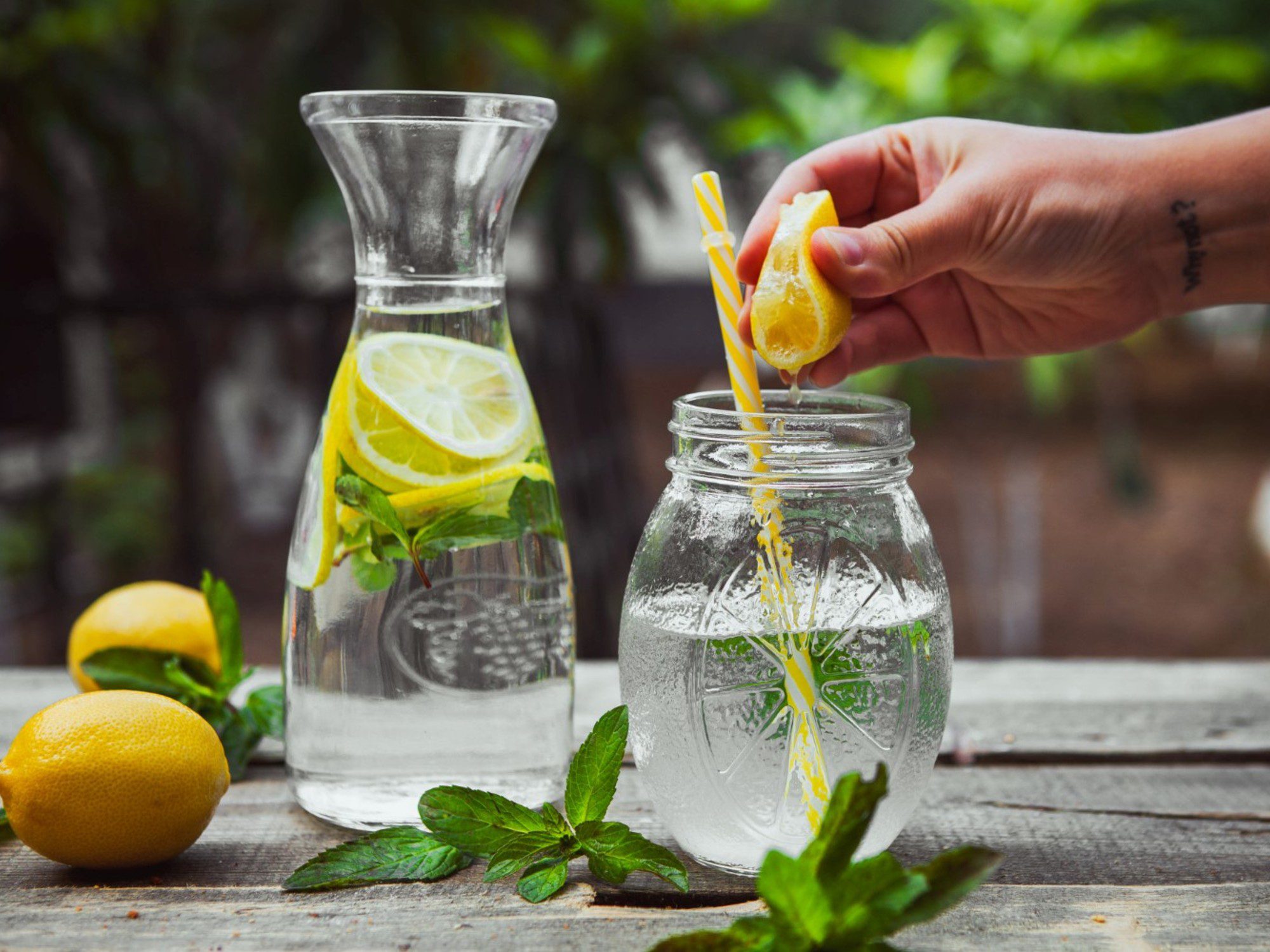 Aprovecha los beneficios del vaso de agua con limón en ayunas ...