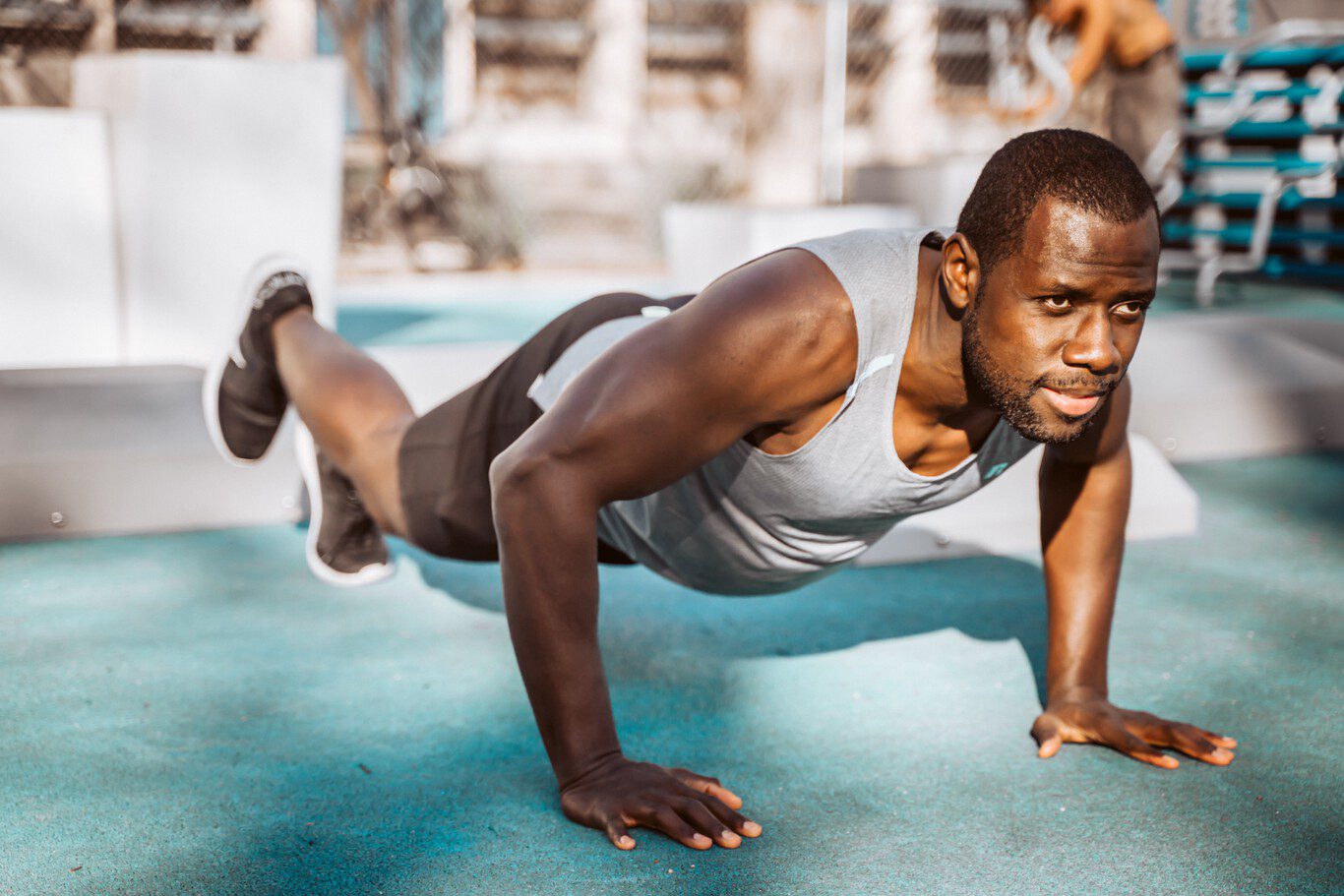 Maximiza tus resultados con flexiones de pecho - Bienestar Cósmico