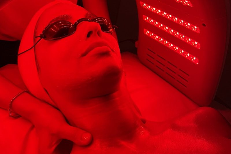 Brilla con luz LED: beneficios para tu rostro - Bienestar Cósmico