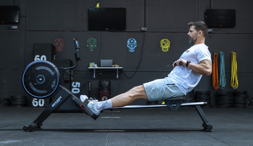 Potencia tu entrenamiento con la máquina de remo - Bienestar Cósmico