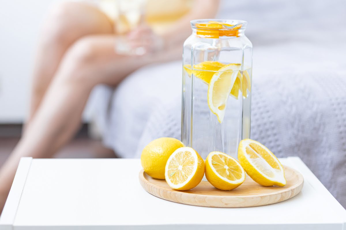 Potencia tu salud con limón en ayunas - Bienestar Cósmico